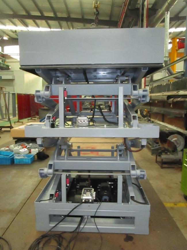 Loading Dock Table with Handrail and Loading Flap for Loading and Unloading