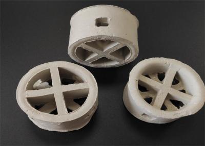 China Hoge Capaciteit 25mm80mm Ceramische Willekeurige Verpakkings Chemische Weerstand Te koop