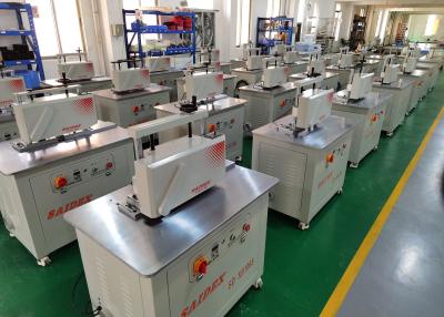Cina Macchina per tagliare l'acrilico Potente motore e ultima tecnologia per l'acrilico in vendita