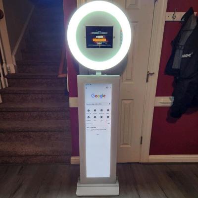 China Luxury Setup Slot Selfie iPad Photo Booth with RGB Ring Light LCD Photo Booth Kiosk Spot Screen Roamer iPad Video Booth factory