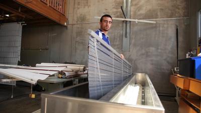 Cina La pulizia cieca lavora ciechi a macchina del metallo di pulizia i mini della tonalità romana verticale veneziana persiana di plastica della stecca ultrasonici in vendita