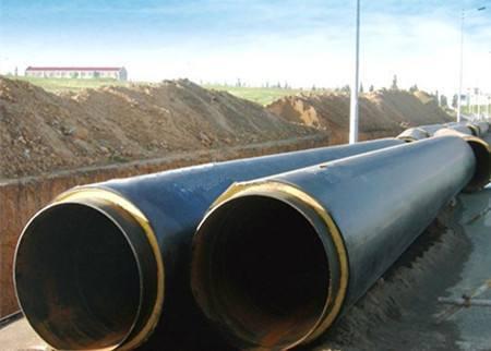 Steel pipe insulation extrusion machine in operation