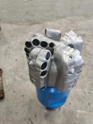 中国 5-1/2 インチ 外径 5 刃 PDC マトリックスボディ 2 3/8 API 掘削リグビット 販売のため