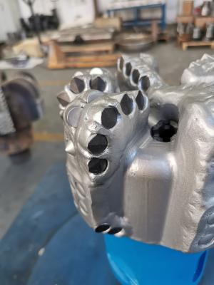 中国 5枚刃マトリックスボディPDCドリルビット 4-1/2 API Reg Pinネジ Rock Drilling Tool 販売のため