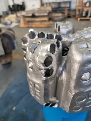 中国 5枚刃マトリックスボディPDCドリルビット 4-1/2 API Reg Pinネジ Rock Drilling Tool 販売のため
