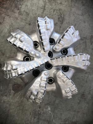 中国 11 1/2 ′′ マトリックスボディ 5 刃 PDC ビット 6 5/8 ′′ レグピン API ロック ビット 販売のため