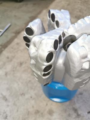 中国 5-7/8 インチ 外径 5 刃 PDC マトリックス ボディ 掘削ビット API レグ ロック 掘削 ツール 販売のため