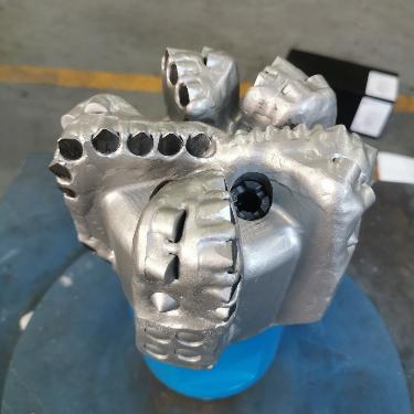 China 5 Blade Matrix Body PDC Drill Bits API Thread Rock Drilling Tool for sale