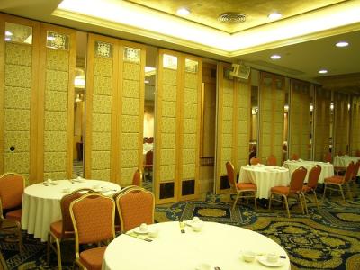 China Paredes de dobramento operáveis e móveis do sistema de suspensão de separação para o restaurante à venda