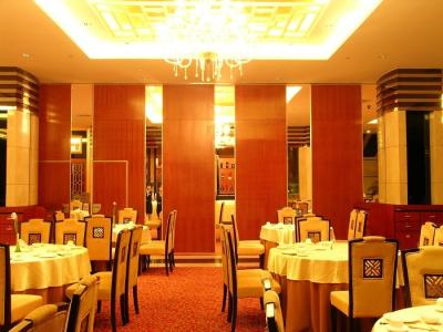 中国 容易で操作可能な上の掛かる折ることホテルのための隔壁を滑らせます 販売のため