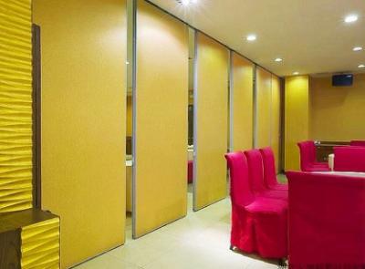 China Paredes de separação móveis amarelas, sala de conferências do hotel que desliza portas de dobramento da separação à venda