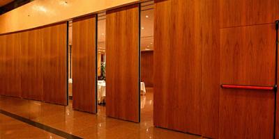 Cina Muri divisori pieganti scorrevoli insonorizzati di legno mobili per l'hotel un'altezza dei 2 tester in vendita