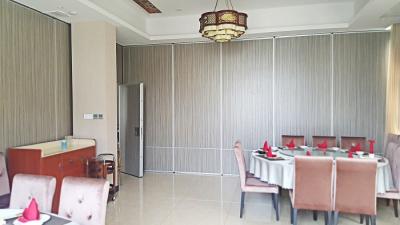 Cina Muri divisori di legno mobili pieganti per il sistema d'attaccatura superiore dell'auditorium in vendita