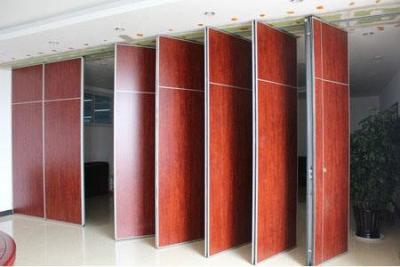 China Parede de separação móvel da sala da dobradura de madeira acústica do hotel com porta da passagem à venda