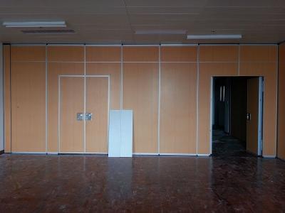 China Multi van het de Deurenbureau van de Kleurenmelamine Draagbare Vouwende de Verdelingsmuur 4m Hoogte Te koop