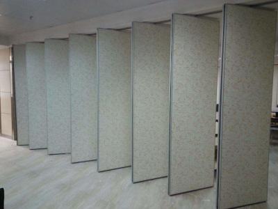 China Paredes móveis acústicas do hotel do projeto moderno que deslizam o dobramento das paredes de separação à venda