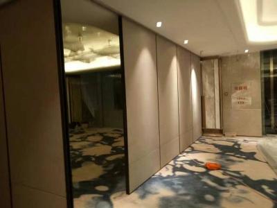 Cina Il muro divisorio di legno dell'hotel/divisori mobili completa il sistema del soffitto in vendita