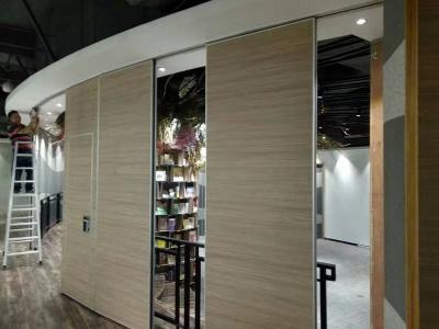 Cina Il muro divisorio di legno dell'hotel/divisori mobili completa il sistema del soffitto in vendita