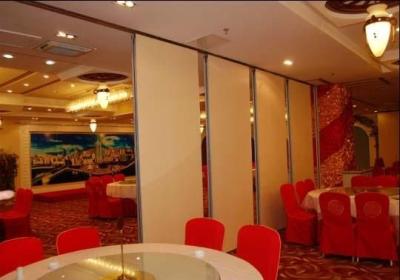 Cina Pavimento mobile dell'hotel su ordinazione al muro divisorio del soffitto con lo scivolamento della pista di alluminio in vendita
