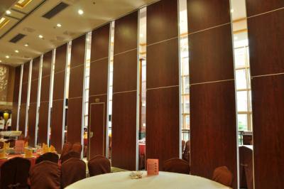 Cina Pavimento mobile dell'hotel su ordinazione al muro divisorio del soffitto con lo scivolamento della pista di alluminio in vendita