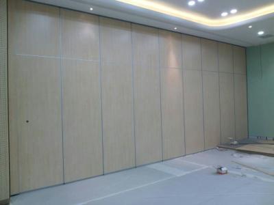 China Teto de madeira feito sob encomenda para pavimentar paredes de separação para salas de exposições/escritório à venda