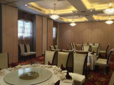 中国 部屋ディバイダー/移動可能な隔壁を滑らせるアルミニウム プロフィールの掛かるオフィス 販売のため