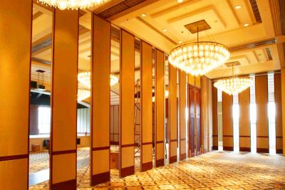 Cina Muri divisori pieganti di legno di resistenza all'abrasione per altezza dell'auditorium 7m in vendita