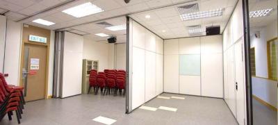 Cina Materia prima della struttura del muro divisorio 85mm di spessore del bordo acustico mobile di alluminio del MDF in vendita