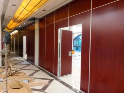 China Innenhandelsauditoriums-faltende Raum-Teiler mit Aluminiumbahn-Rolle zu verkaufen