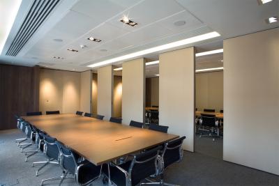 China Vloer aan de Zaal van de Plafondconferentie Beweegbare Verdelingsmuur met MDF Melamineoppervlakte Te koop