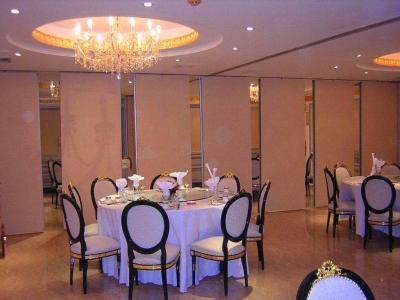 China Multi - cor personalizada deslizante de dobramento das paredes de separação da sala da função à venda