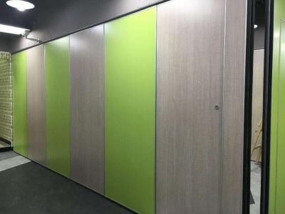 Cina Fono assorbente che fa scorrere la mobilia dell'annuncio pubblicitario di altezza 4m del pannello del muro divisorio del ristorante del rullo della pista di Alumninium in vendita