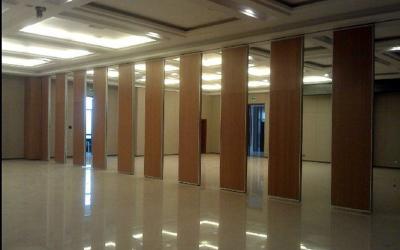 中国 体育館の操作可能な隔壁はシステム/取り外し可能な滑走の仕切りのドアにパネルをはめます 販売のため