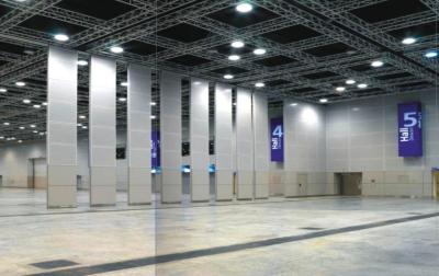 China Het triplex is met klaar het Vouwen van Verdelingsmuren voor Klaslokaal, 65mm Dikte Geluiddichte Zaal Verdelers Te koop