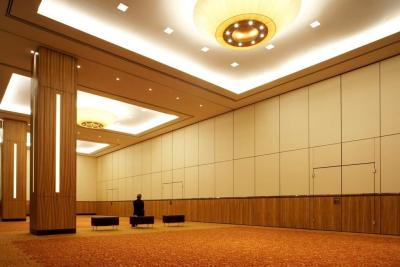 中国 アルミニウムが付いている健全な証拠の隔壁を折る多機能部屋はローラーを追跡します 販売のため