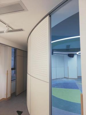Cina Le divisioni mobili della parete di rivestimento laminato della melammina con il soffitto sistemi del muro divisorio piegare/spinge in vendita