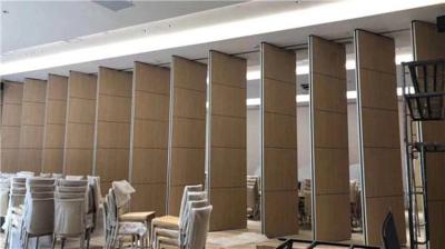 China Akoestische Materiële Banketzaal die Verdelingsmuren met de Glijdende Rol van het Aluminiumspoor vouwen Te koop