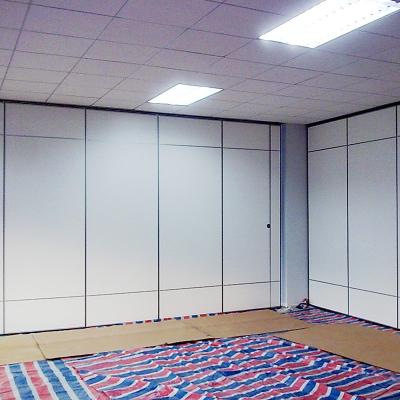 Cina Pista moderna d'acciaio durevole del soffitto alto che piega facendo scorrere parete mobile per l'hotel e la palestra in vendita