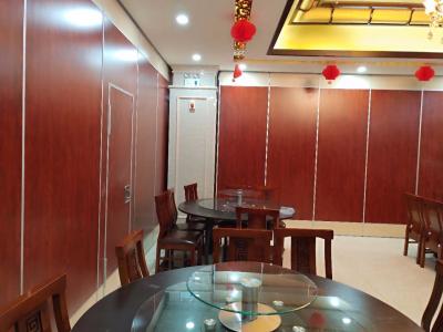 Cina Muri divisori pieganti del ristorante, divisori insonorizzati del multi pannello mobile di legno di colore in vendita