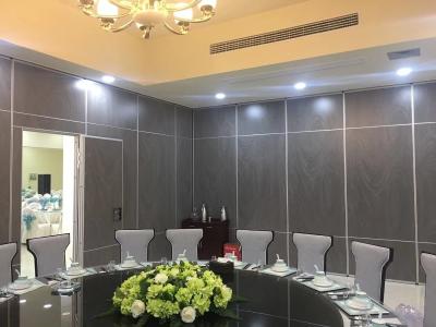 Cina Ufficio acustico del divisorio della pista mobile materiale insonorizzata della parete che piega facendo scorrere il muro divisorio in vendita