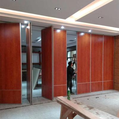 Cina Muri divisori pieganti acustici operabili materiali di legno per il centro di formazione in vendita