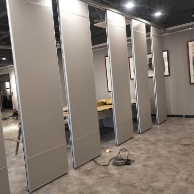 中国 折る仕切りを滑らせている木の操作可能な音響の移動可能な隔壁/ホテルの宴会ホール 販売のため