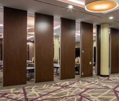Cina Legno mobile della divisione che piega il muro divisorio acustico per la decorazione di sala per conferenze in vendita