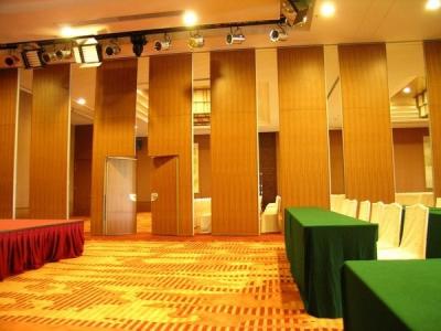 Cina Pavimento acustico mobile del muro divisorio al soffitto che fa scorrere il muro divisorio per l'aula in vendita