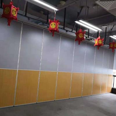 中国 会議場のための操作可能な仕切りを滑らせる取り外し可能な木の折る音響の隔壁 販売のため