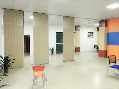 Cina Bene mobile che fa scorrere i coni retinici pieganti della porta della divisione che appendono la pista del sistema alla parete del corridoio dell'aeroporto in vendita