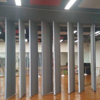 中国 取付けが付いている移動可能な隔壁を折る防音の装飾的な材料 販売のため