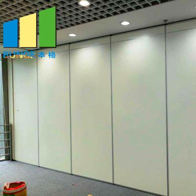 China Muur van de melamine de Vouwbare Geluiddichte Glijdende Beweegbare Verdeling onder een Opgeschort Plafond Te koop