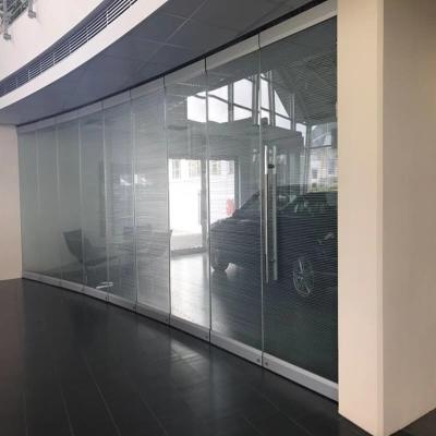 Cina Muri divisori mobili che piegano divisore in vetro di alluminio frameless di vetro in vendita