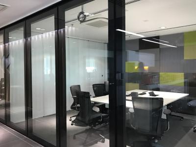 中国 ガラス部屋ディバイダーの操作可能な折る隔壁より少しそして3つのMの高さ 販売のため